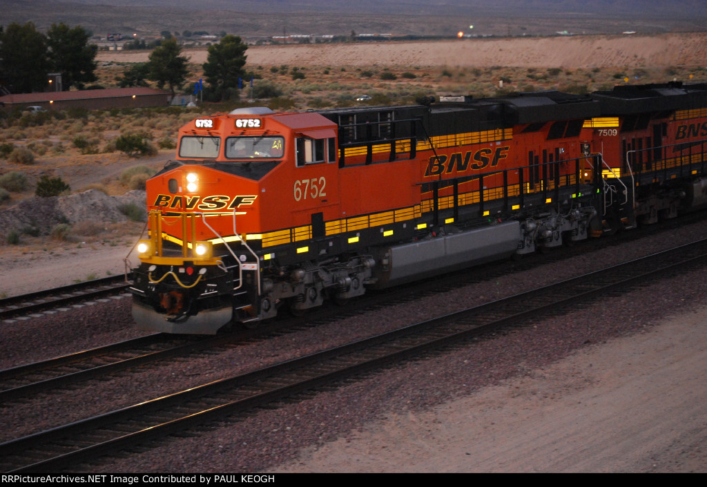 BNSF 6752 Reflects my Flash on Her Very Brand New GE/BNSF Swoosh Reflective and Paint Log as she ...